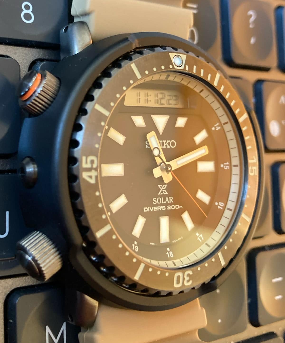 Reloj Seiko Prospex SNJ029P1 (Arnold o Arnie): un reloj solar y resistente