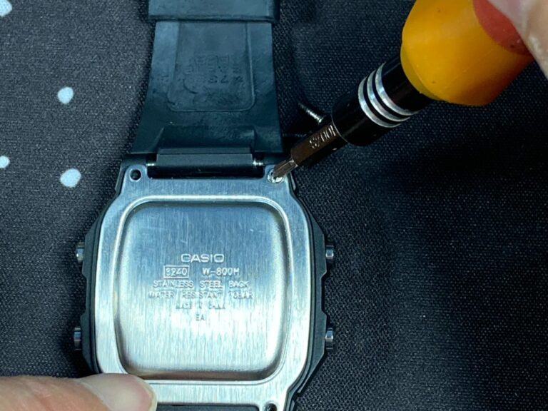 Cómo cambiar la pila al reloj Casio W-800H