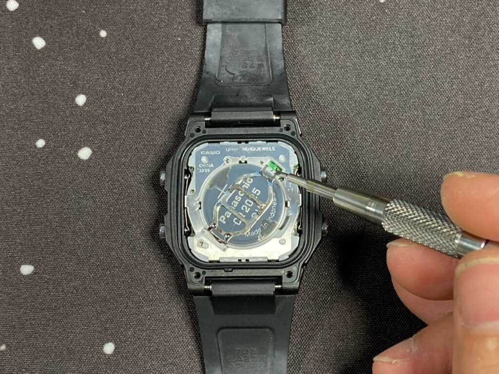 Cómo cambiar la pila al reloj Casio W-800H